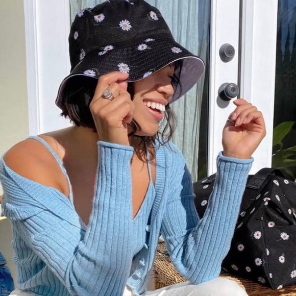 Alice + Olivia | Accessories | New Alice Olivia Dainty Daisy Print ...